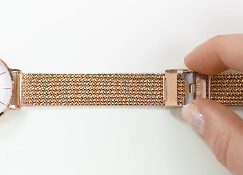 How to adjust your watch strap - Mesh Strap | DW